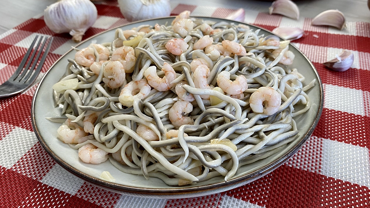 Gulas con gambas, aperitivo listo en 5 minutos
