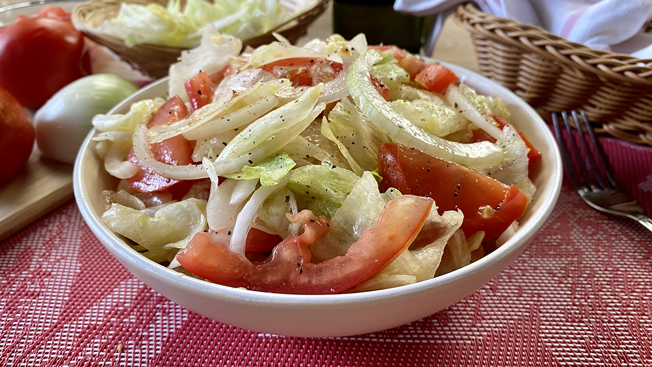 Ensalada de lechuga y tomate, lista en menos de 5 minutos