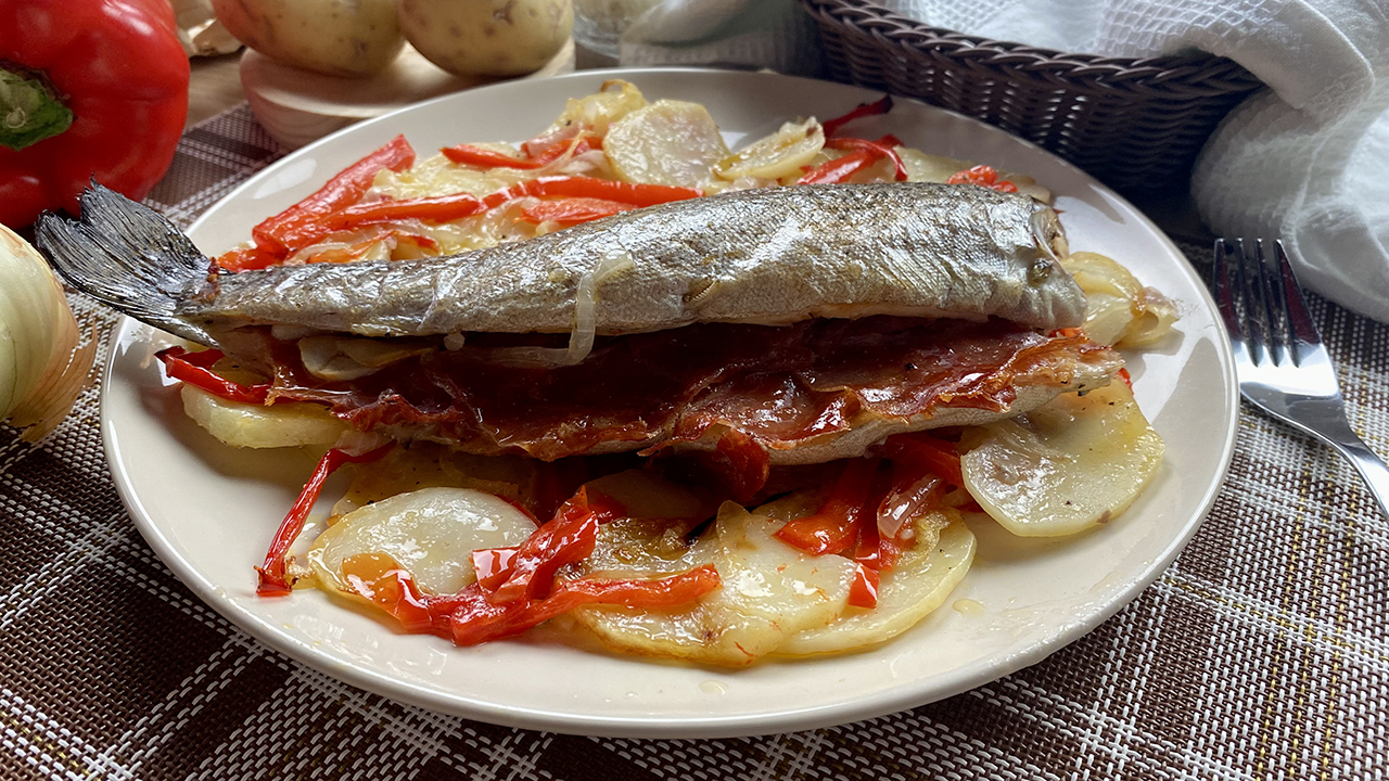 Trucha al horno con guarnición incluida | Receta con videos paso a paso