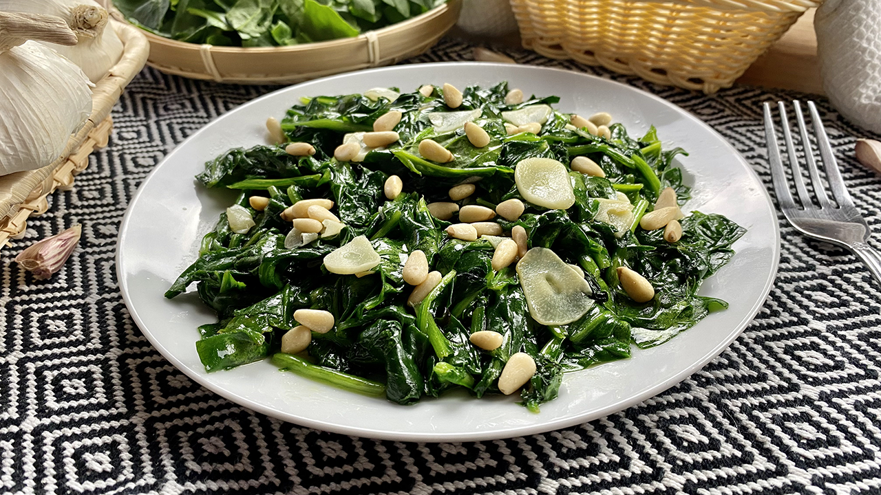 Espinacas salteadas, receta lista en 5 minutos
