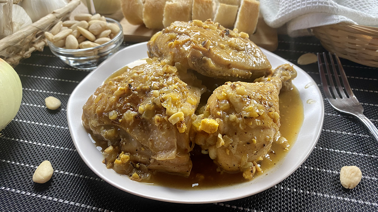 Pollo en pepitoria, plato tradicional de la cocina española