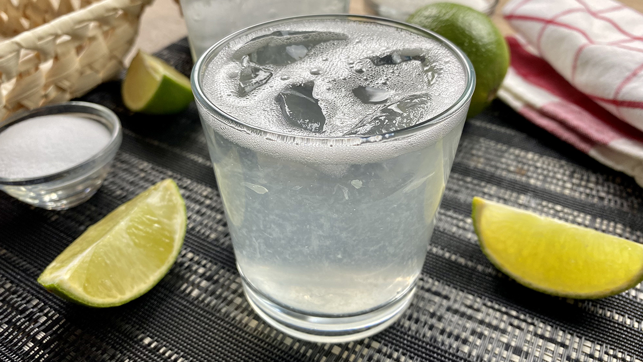 Limonada alcalina, bebida refrescante para el verano lista en 2 minutos