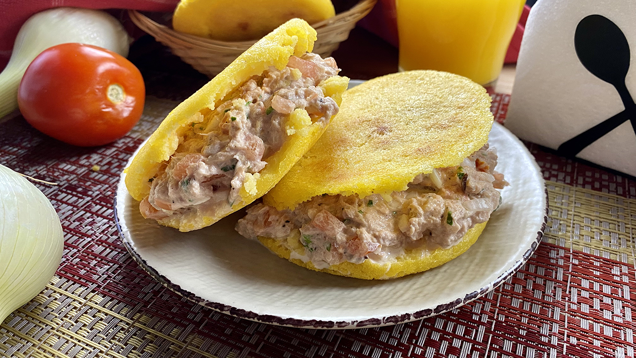 Arepa rellena de atún