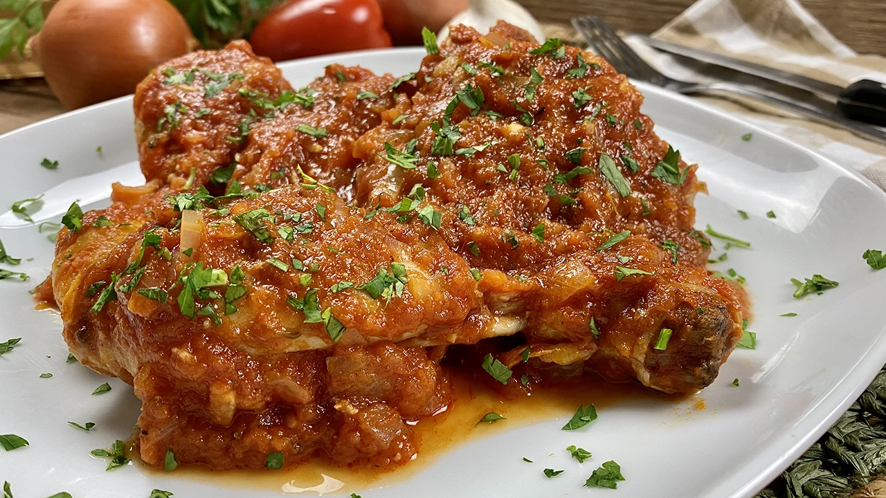 Pollo con tomate | Receta fácil y rápida